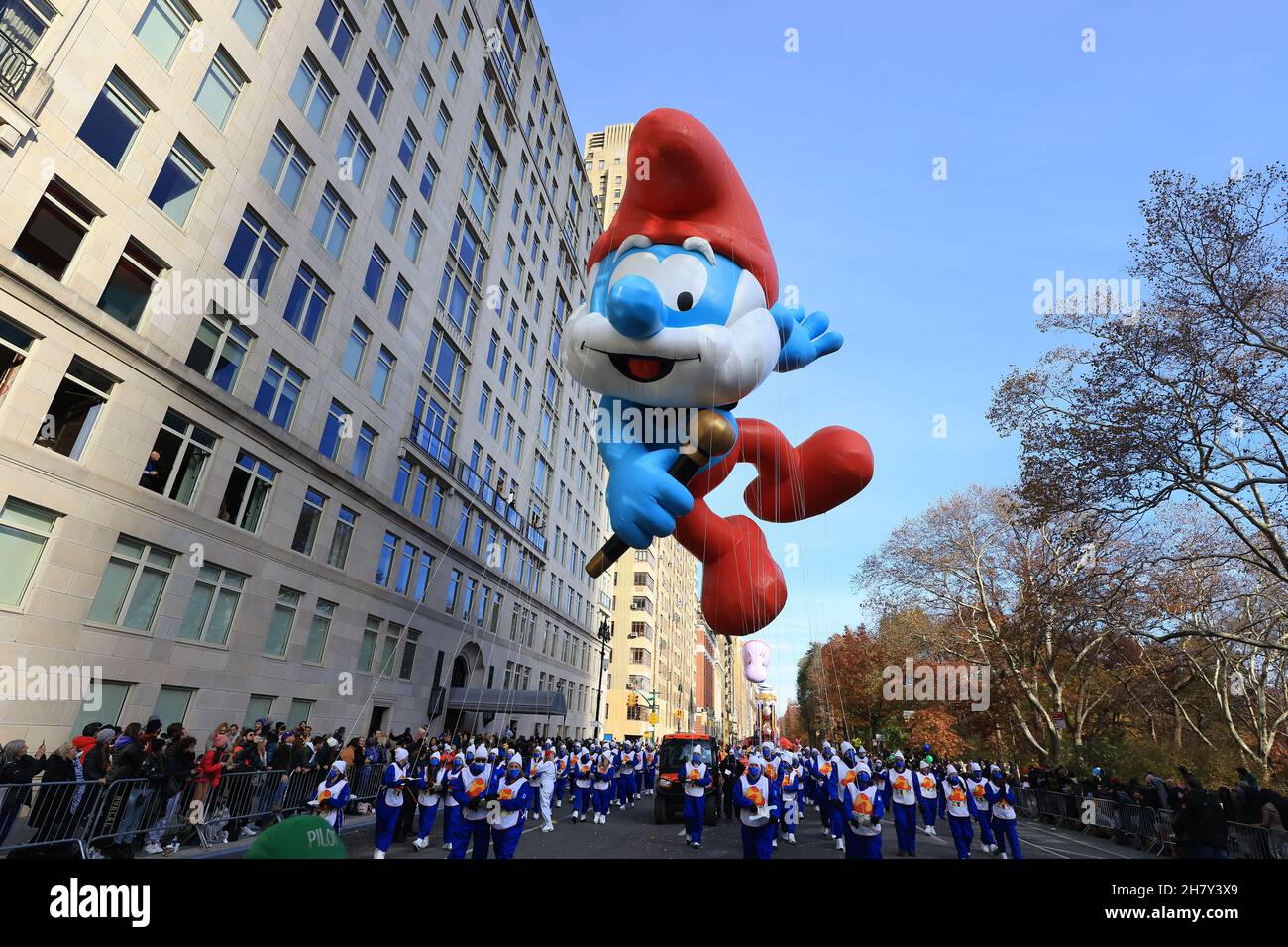 New York, N.Y/USA – 25th Nov. 2021: Dancing his way down the route ...