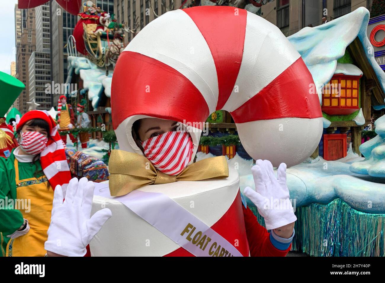 Santa’s helpers entertain the crowds from the Macy's Santa's Sleigh ...