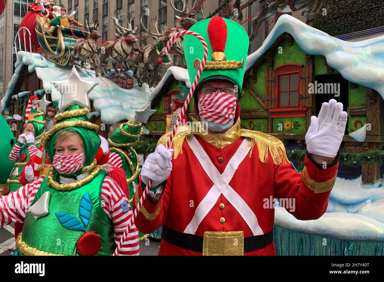Santa’s helpers entertain the crowds from the Macy's Santa's Sleigh ...