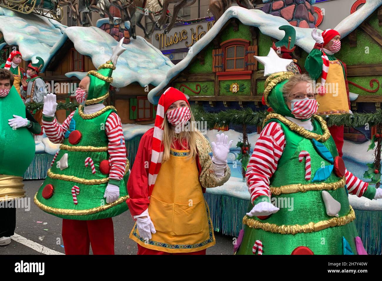 Santa’s helpers entertain the crowds from the Macy's Santa's Sleigh ...