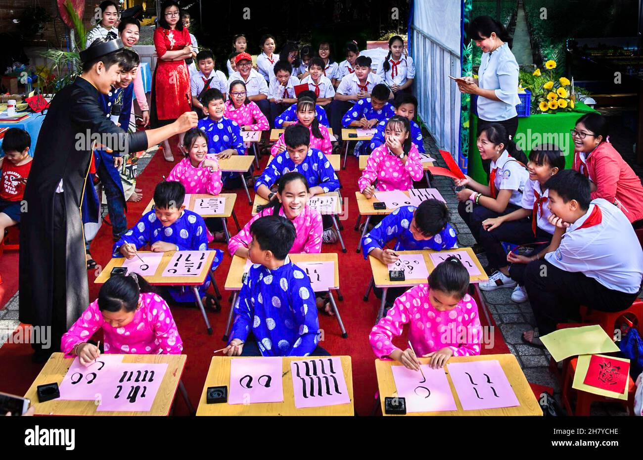 Vietnamese children are learning to write calligraphy on the occasion ...