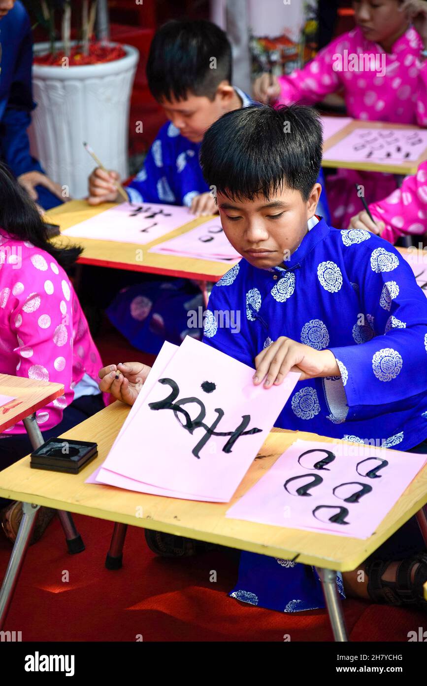Vietnamese children are learning to write calligraphy on the occasion ...