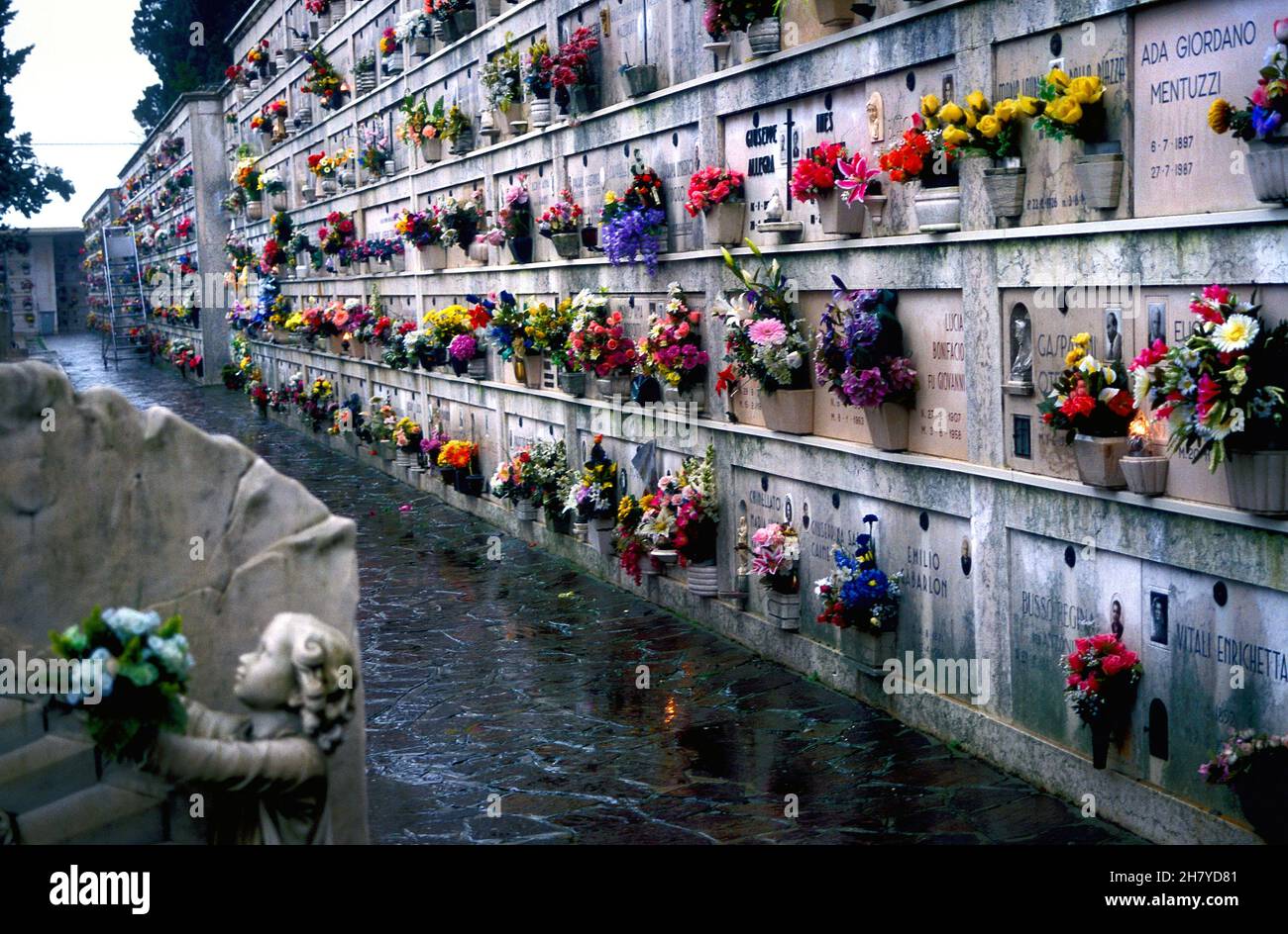Italian cemetery wall graves hi-res stock photography and images - Alamy