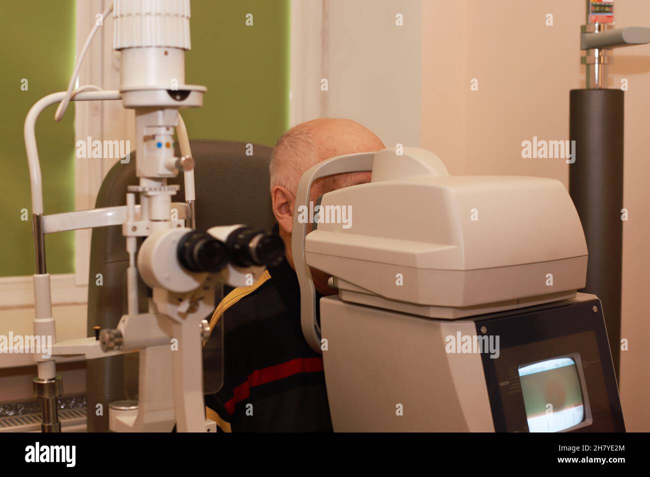 Man pensioner eye test hi-res stock photography and images - Alamy