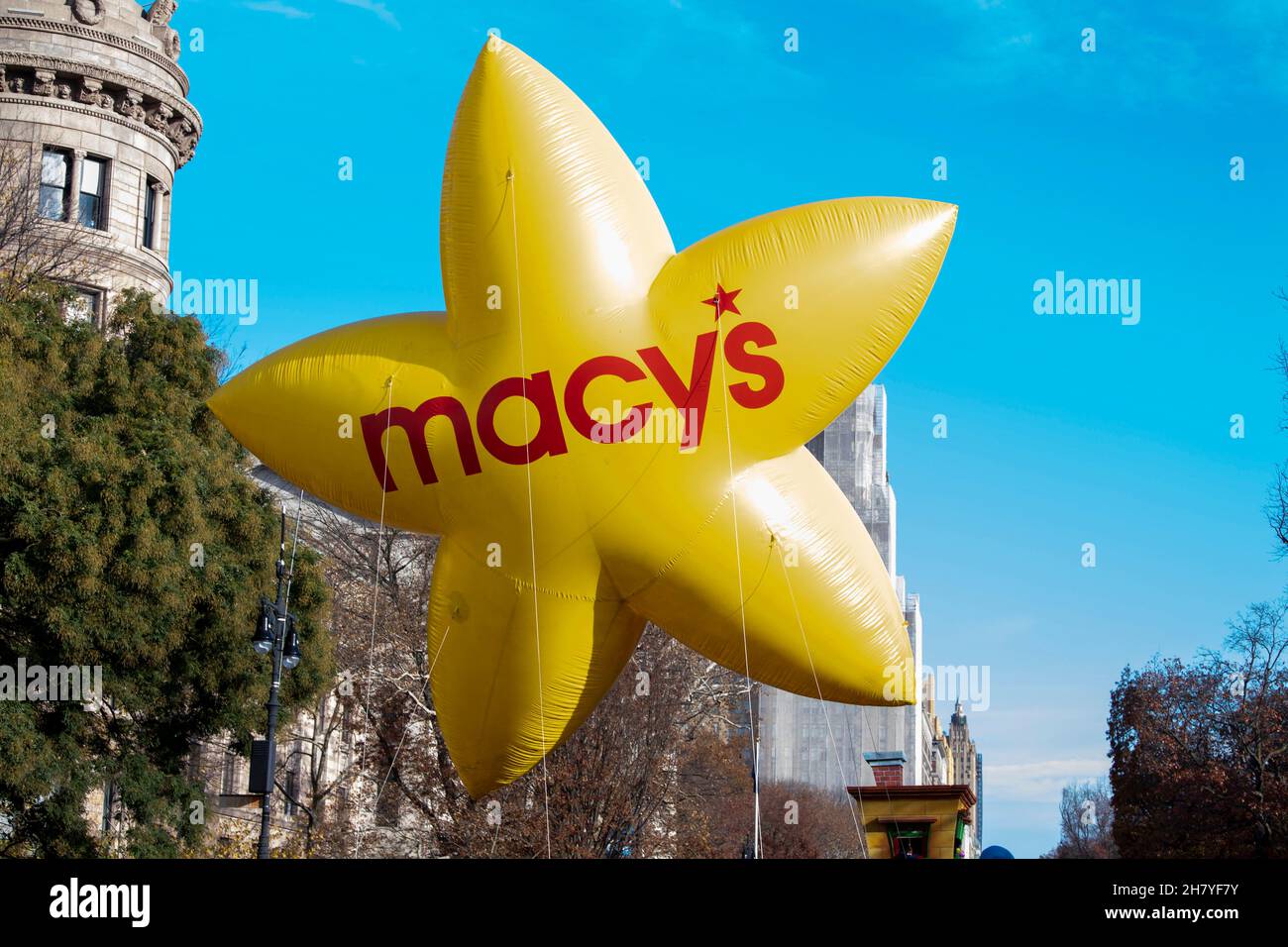 NEW YORK, NY - NOVEMBER 25: Macy's Yellow Star balloon moves through ...