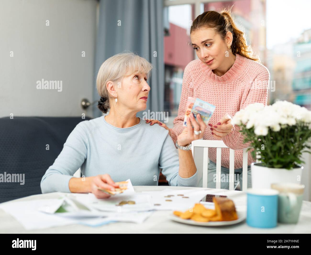 Grandmother giving money to granddaughter Stock Photo - Alamy
