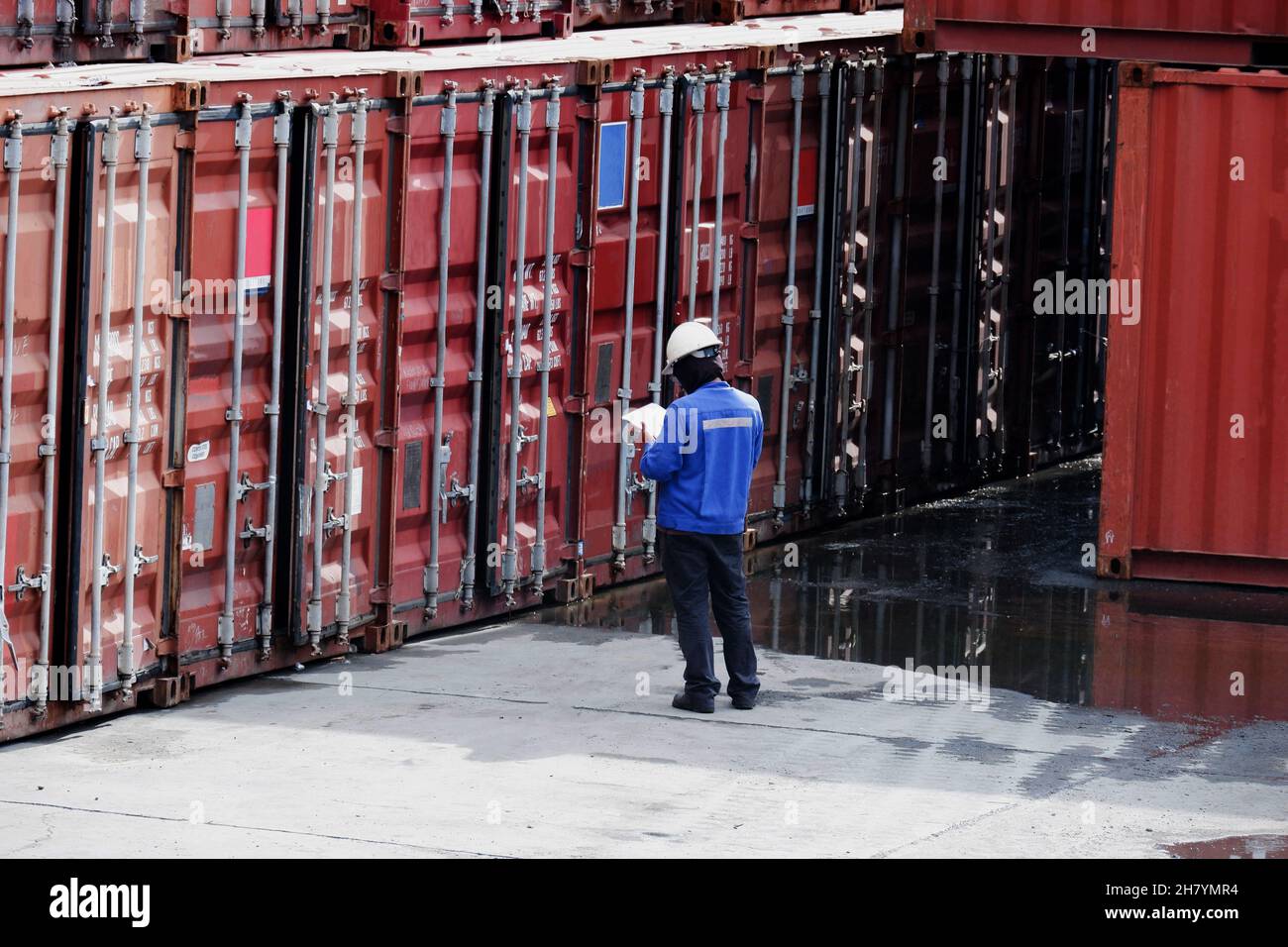 Logistics teamwork warehouse inspection hi-res stock photography and ...
