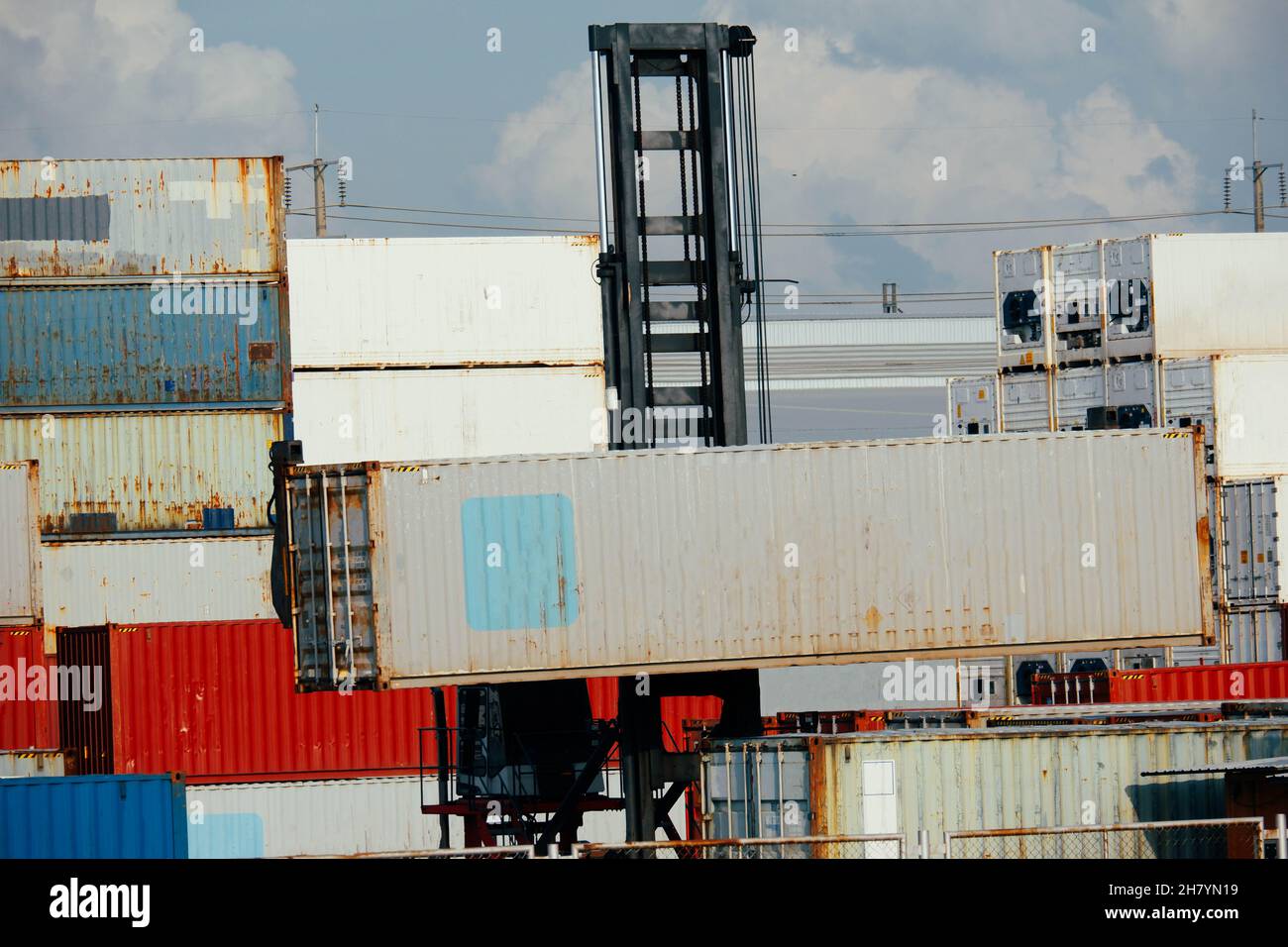 Shipping container activity hi-res stock photography and images - Alamy