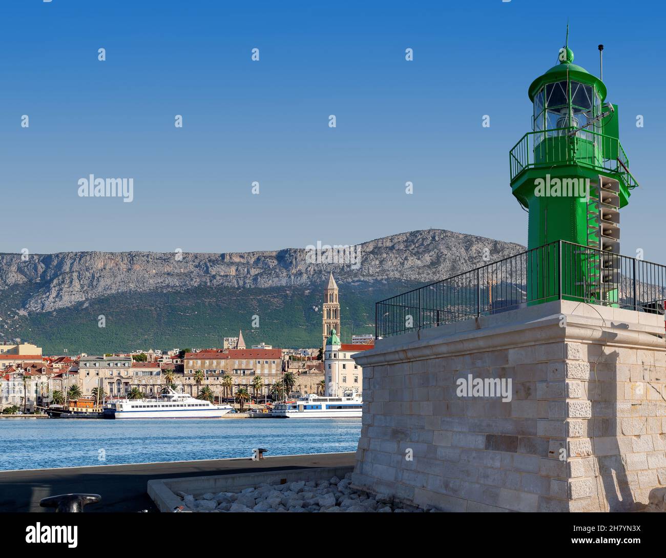 Split color background hi-res stock photography and images - Alamy