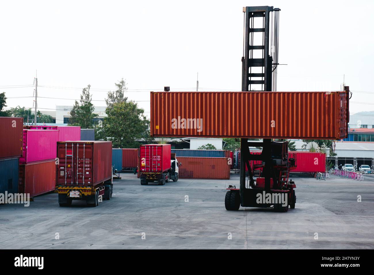 container forklift Moving containers into trucks Stock Photo - Alamy