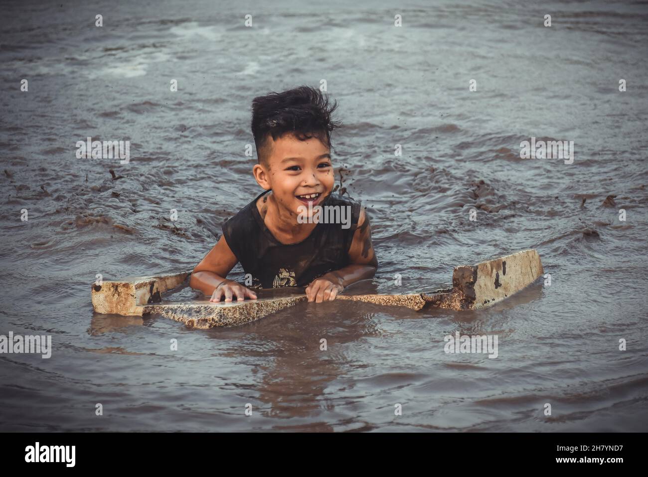 Playing in the mud hi-res stock photography and images - Alamy