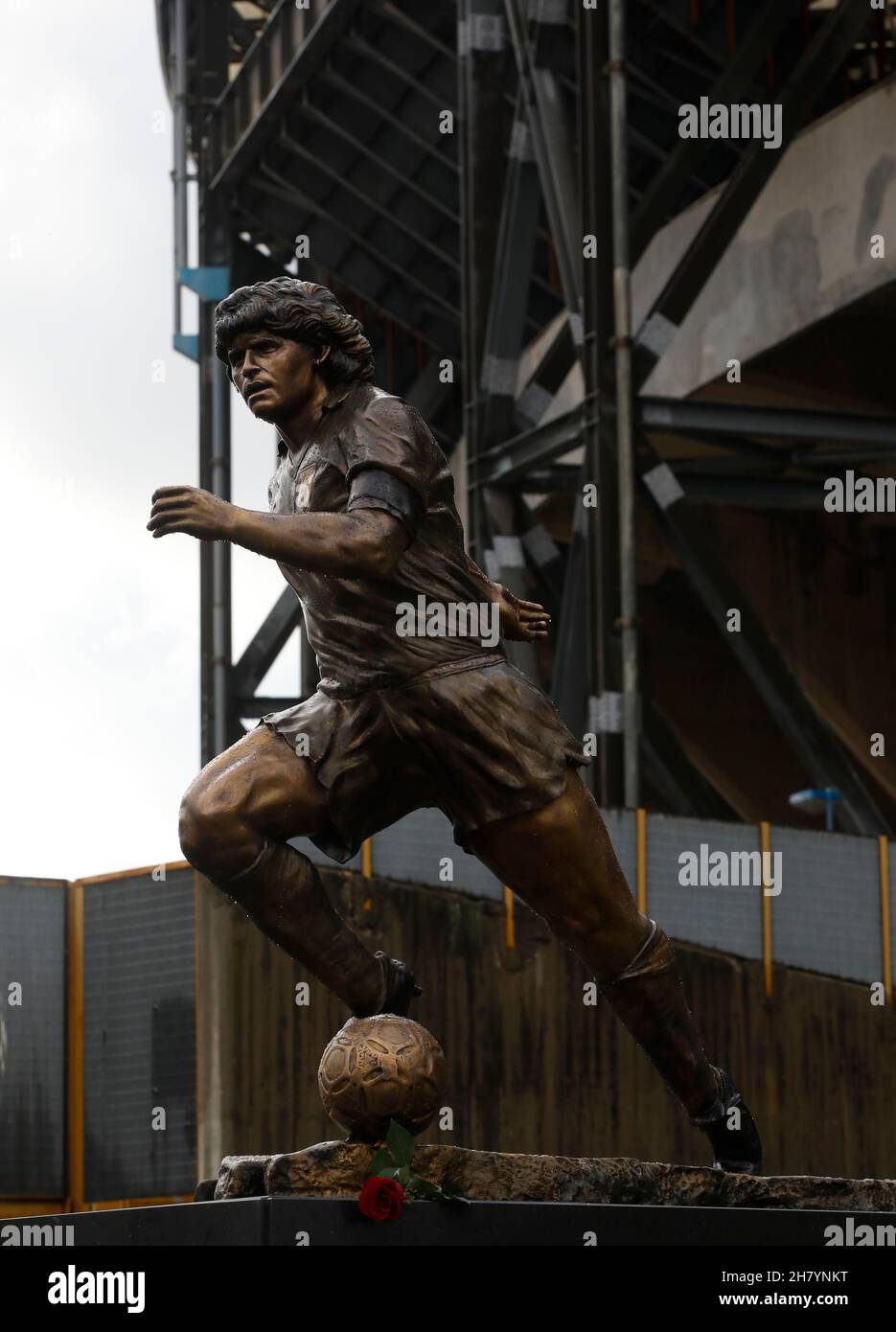 Naples, Italy. 25th Nov, 2021. A statue of Argentine football icon ...