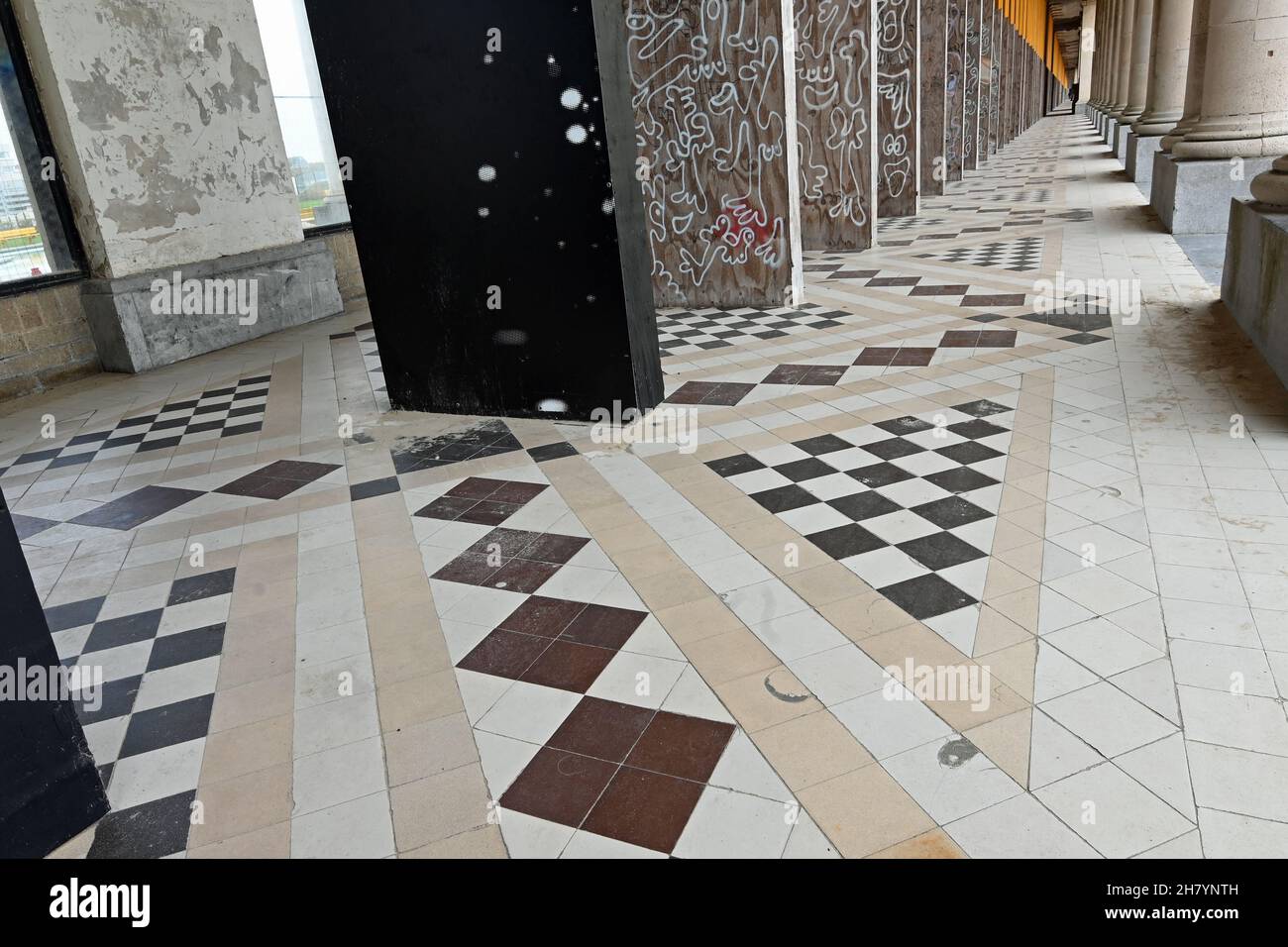Colonnade walkway on the Koning Boudewijnpromenade in Ostend Stock ...