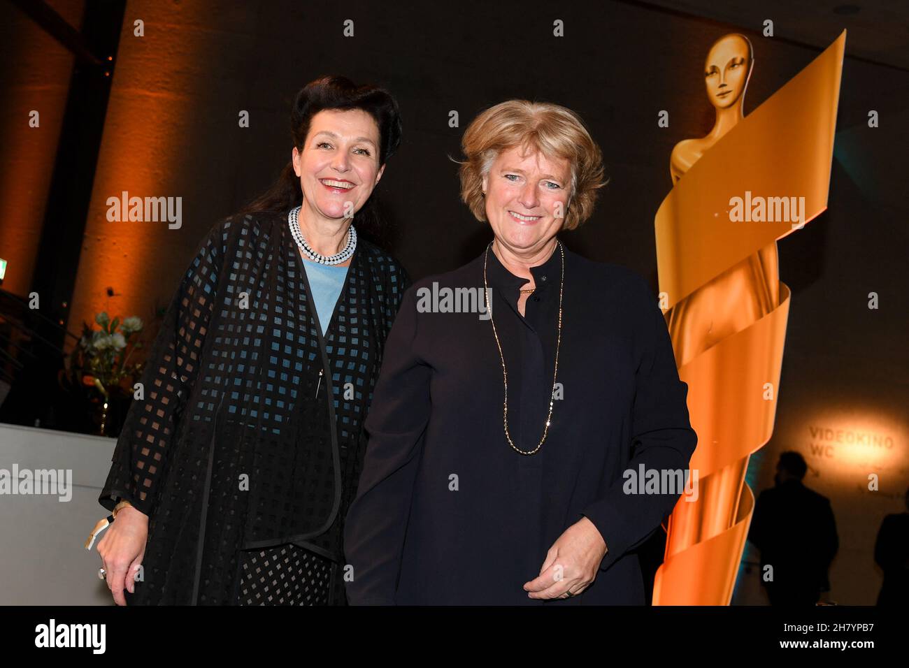 Munich, Germany. 25th Nov, 2021. Bettina Reitz (l), HFF President and ...