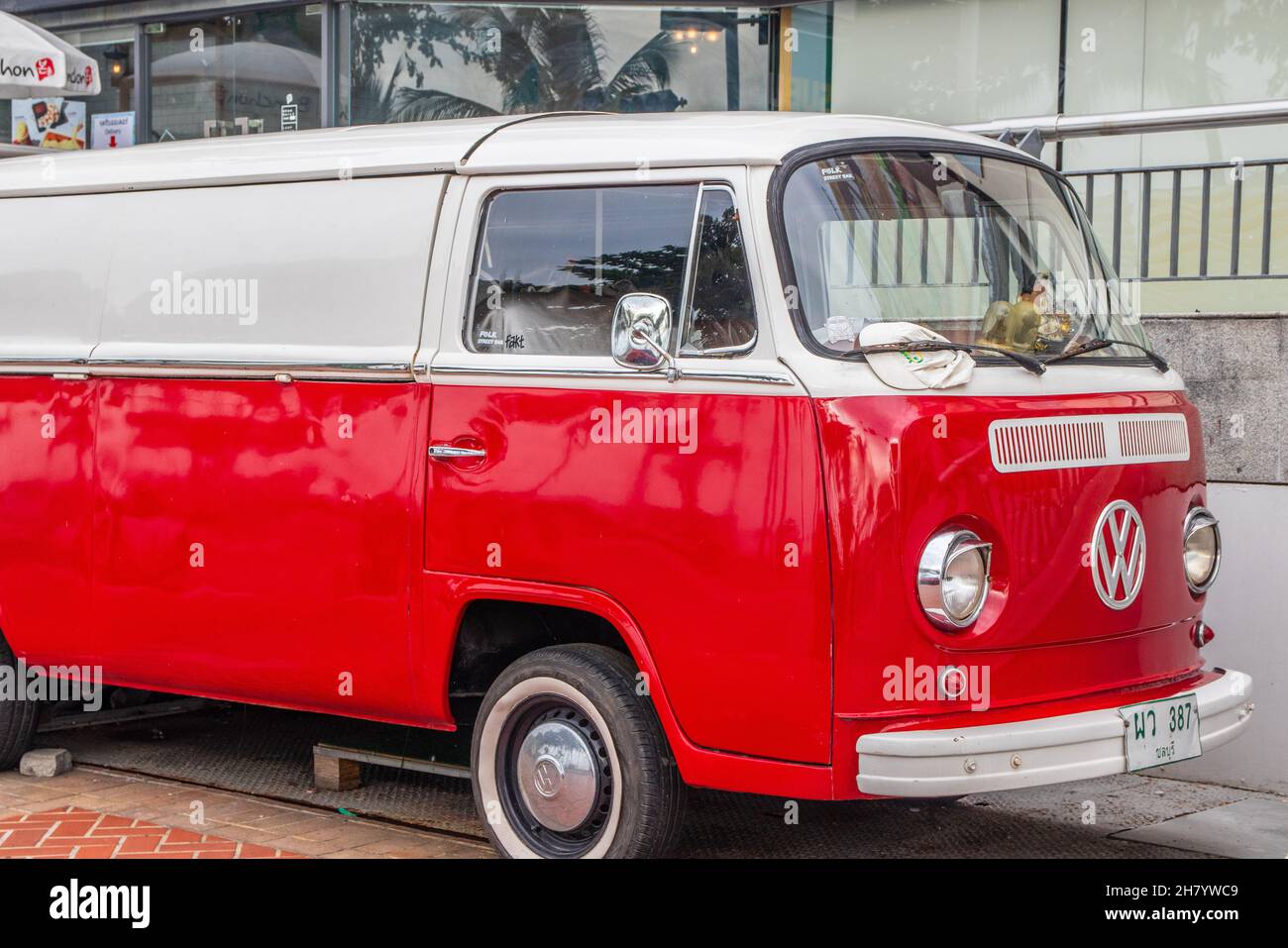 Vw minibus hi-res stock photography and images - Alamy