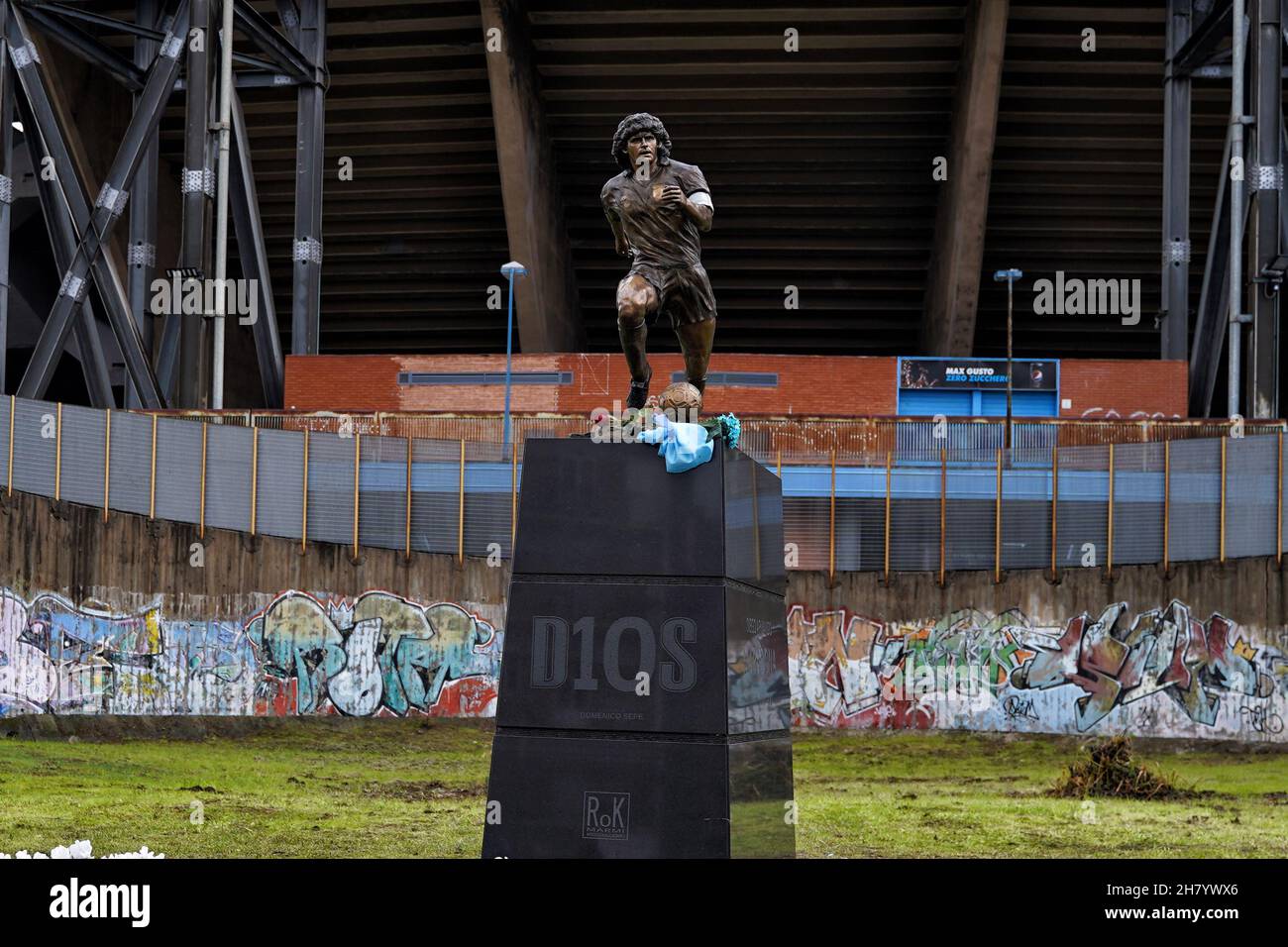 Diego maradona statue hi-res stock photography and images - Alamy