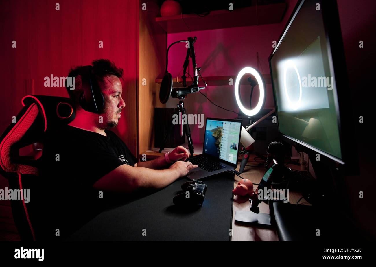 Motivation gaming hi-res stock photography and images - Alamy