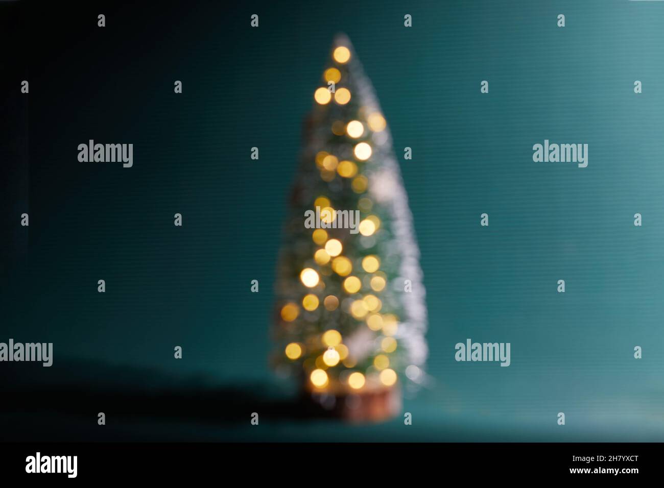 Blurred, unfocused bokeh. Christmas concept, christmas tree, with green ...
