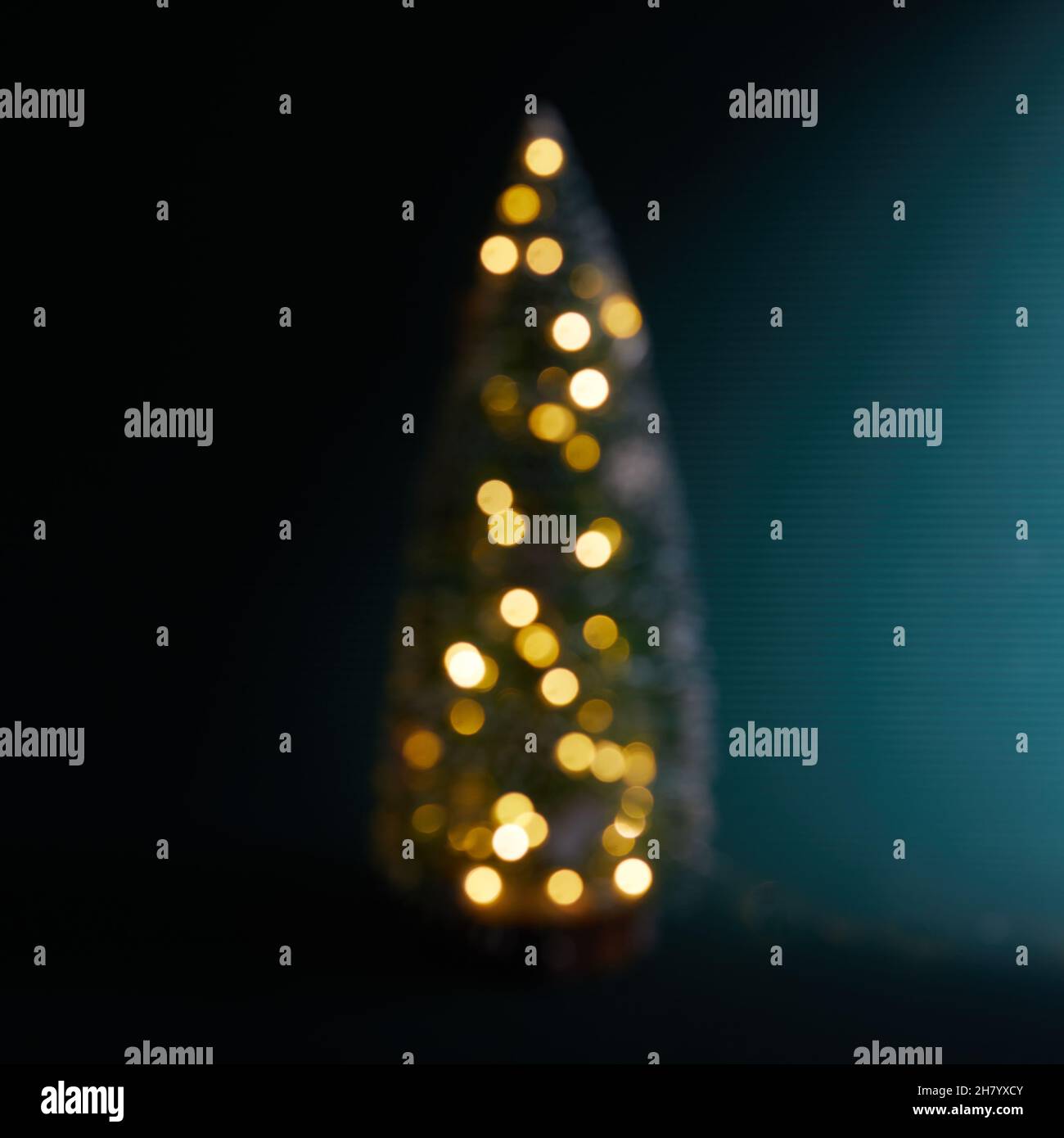 Blurred, unfocused bokeh. Christmas concept, christmas tree, with green ...
