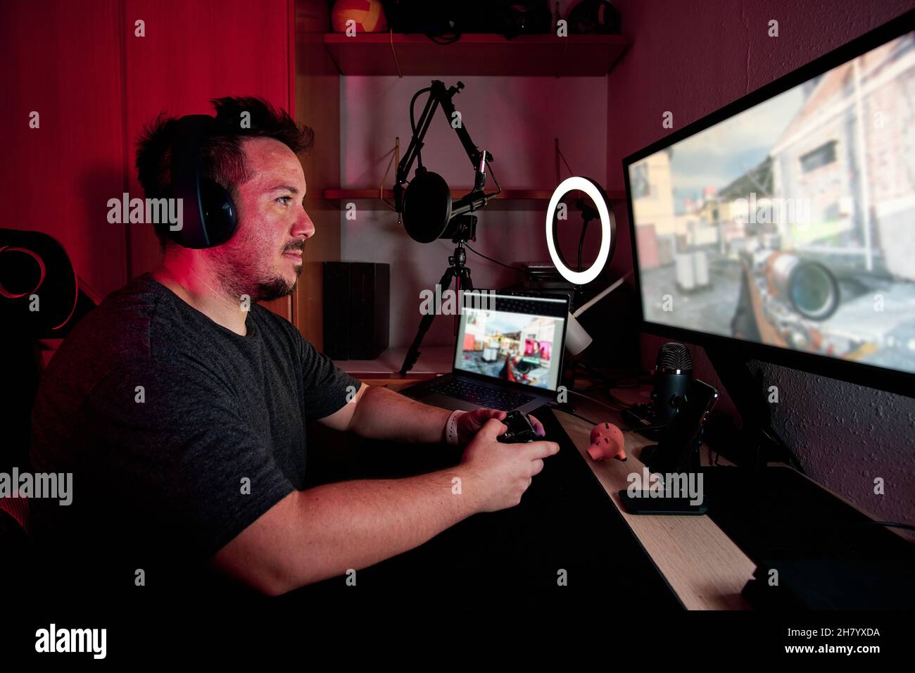Live gamer hi-res stock photography and images - Alamy