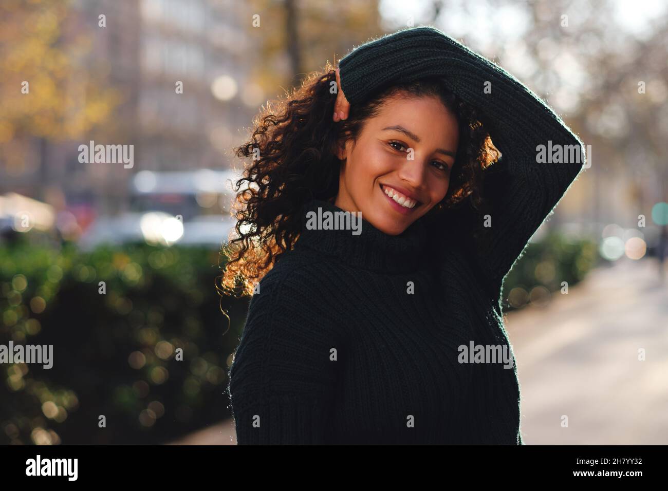 Woman smiling posing outdoors hi-res stock photography and images - Alamy