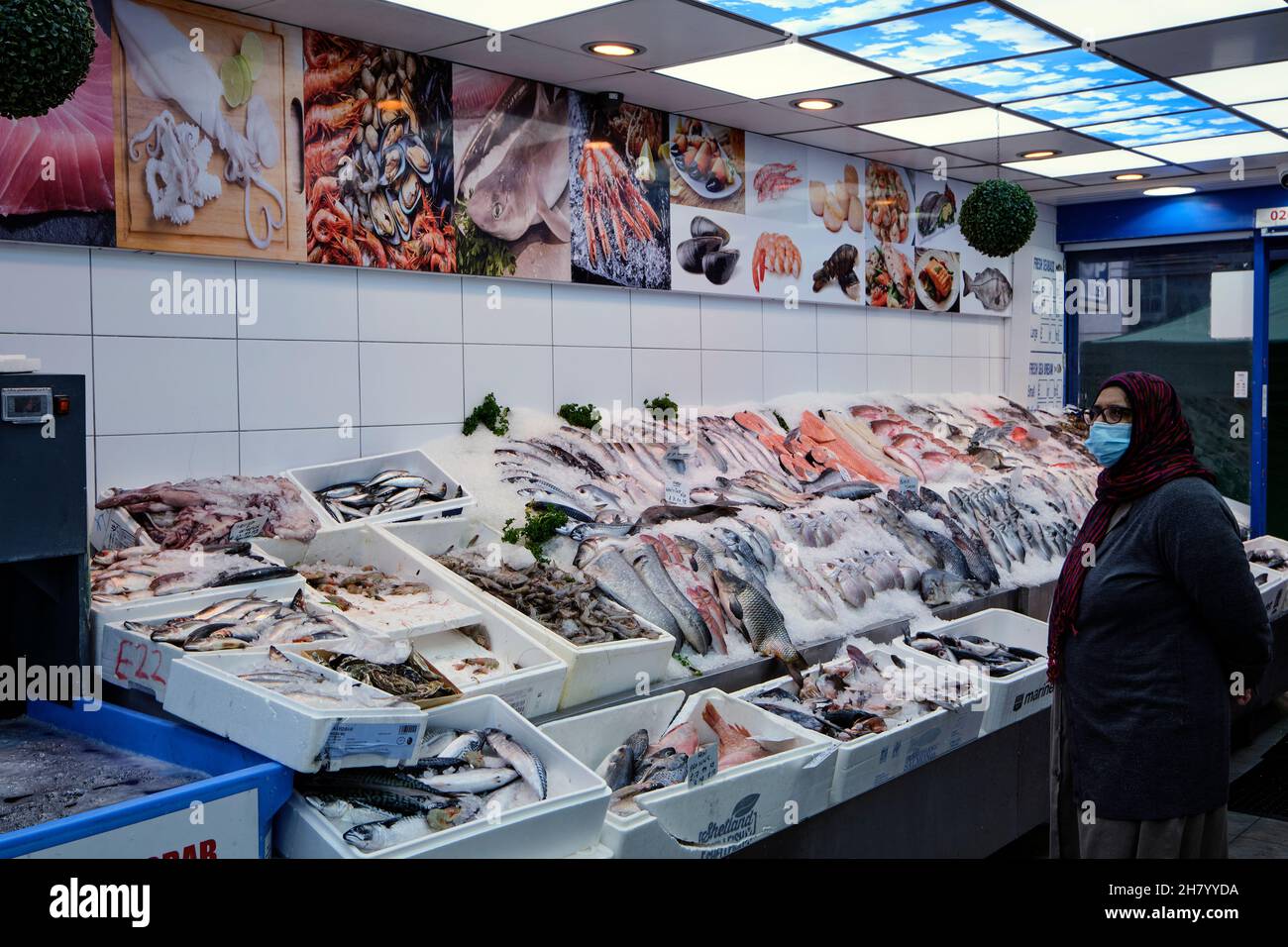 Monger fishmonger hi-res stock photography and images - Alamy