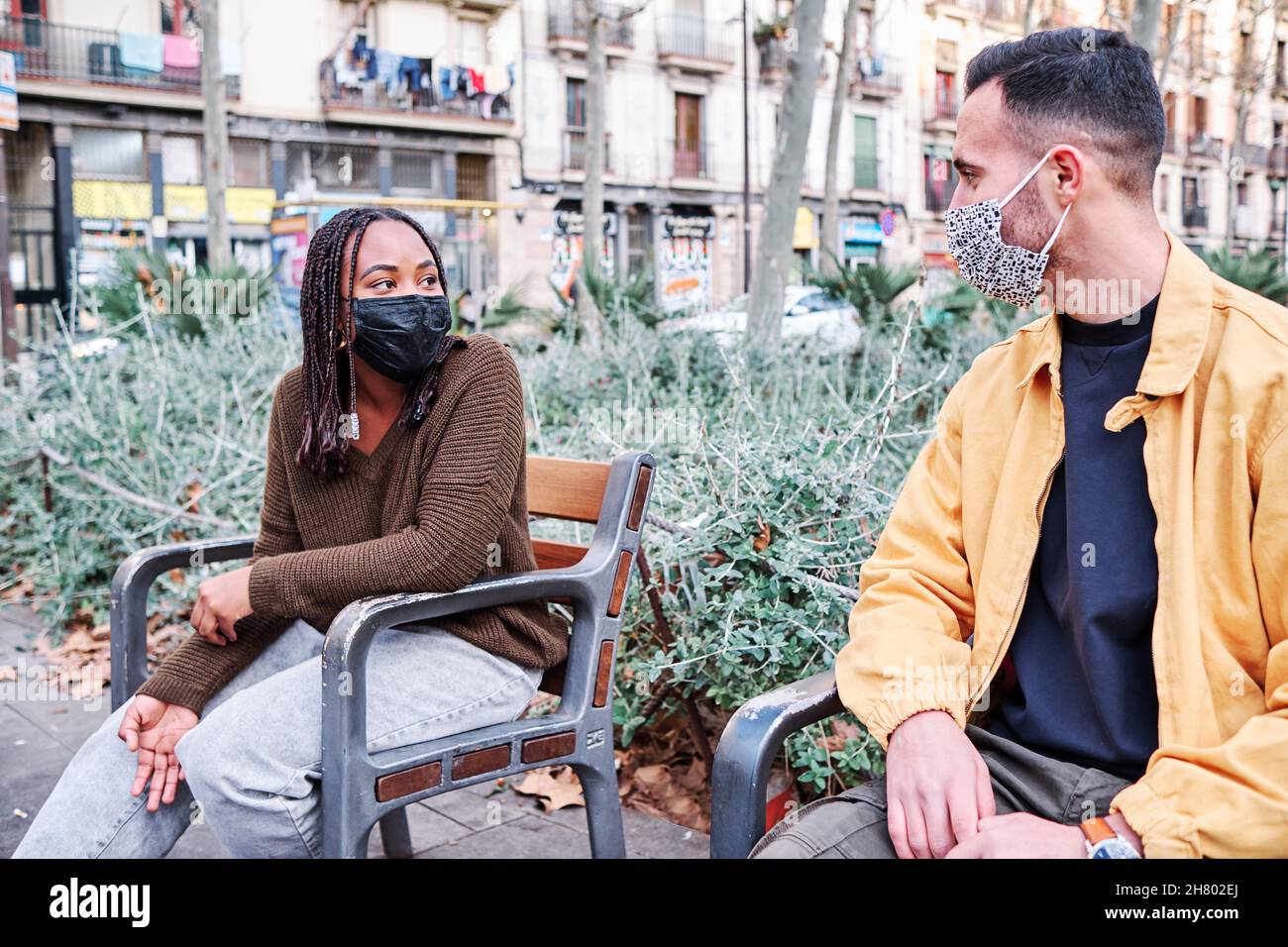 People wearing face mask hi-res stock photography and images - Alamy