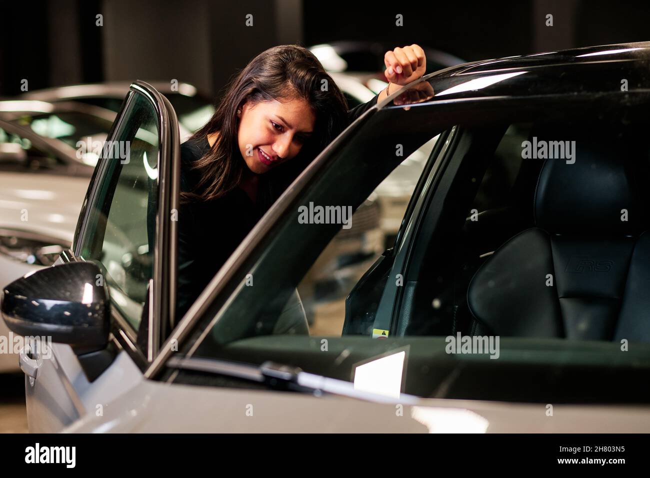 Woman looking into car buying hi-res stock photography and images - Alamy