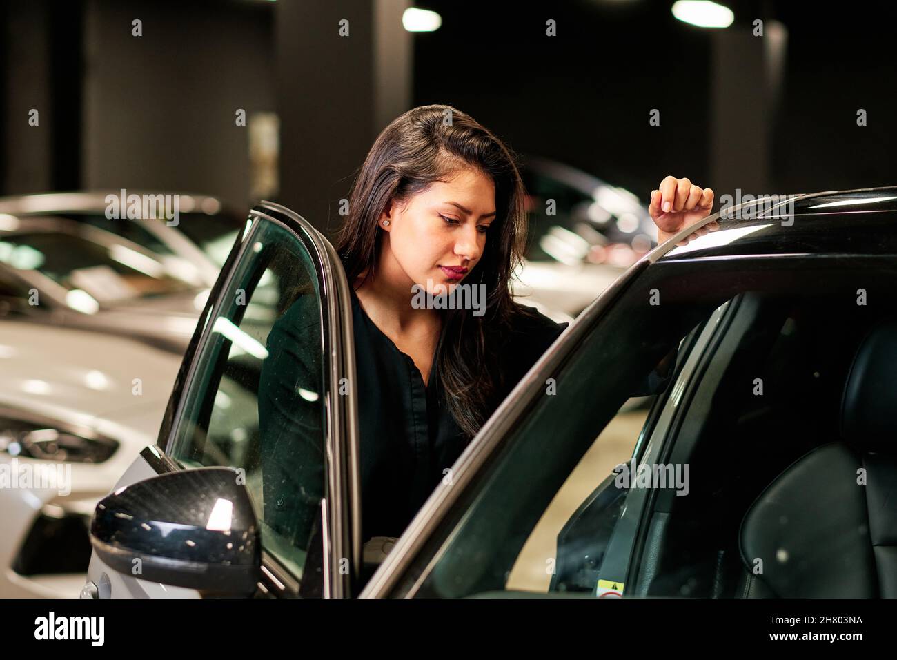 Woman looking into car buying hi-res stock photography and images - Alamy