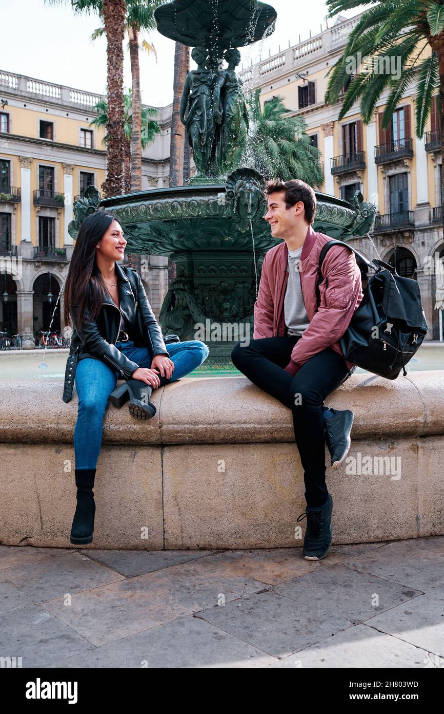 Good friends talking hi-res stock photography and images - Alamy