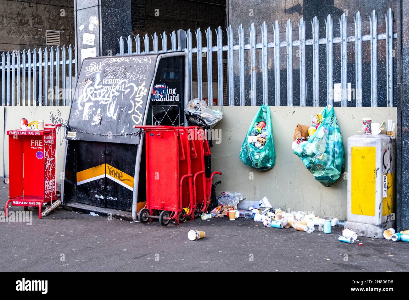 Messy station hi-res stock photography and images - Alamy