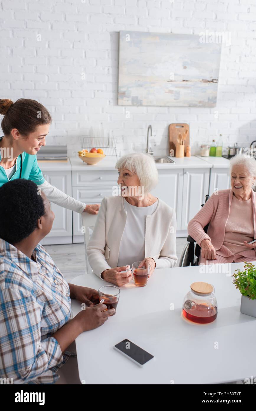 Elderly women talking hi-res stock photography and images - Alamy
