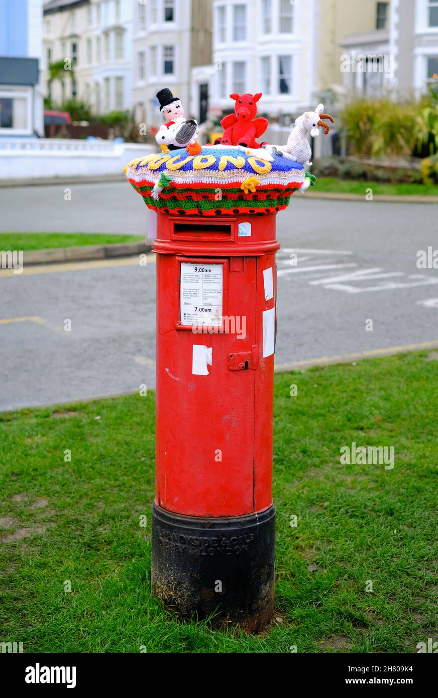 Child red post box hi-res stock photography and images - Alamy