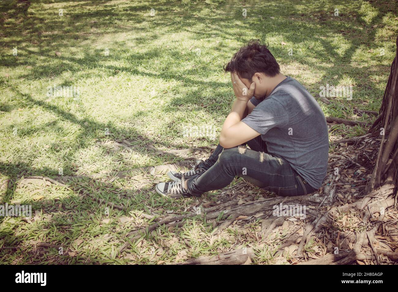 Teen sitting sad outside hi-res stock photography and images - Alamy