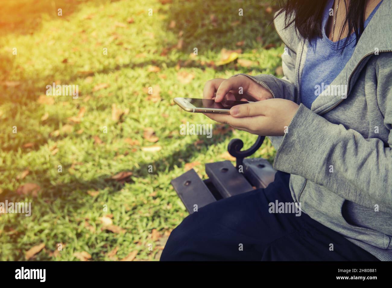 Women send message from phone to someone Stock Photo - Alamy