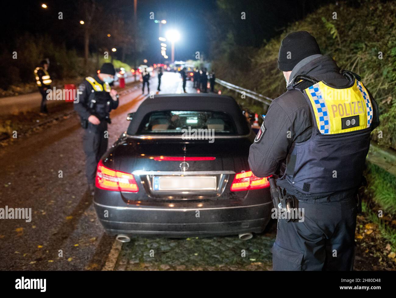 Hamburg, Germany. 25th Nov, 2021. Police officers check a car in the ...