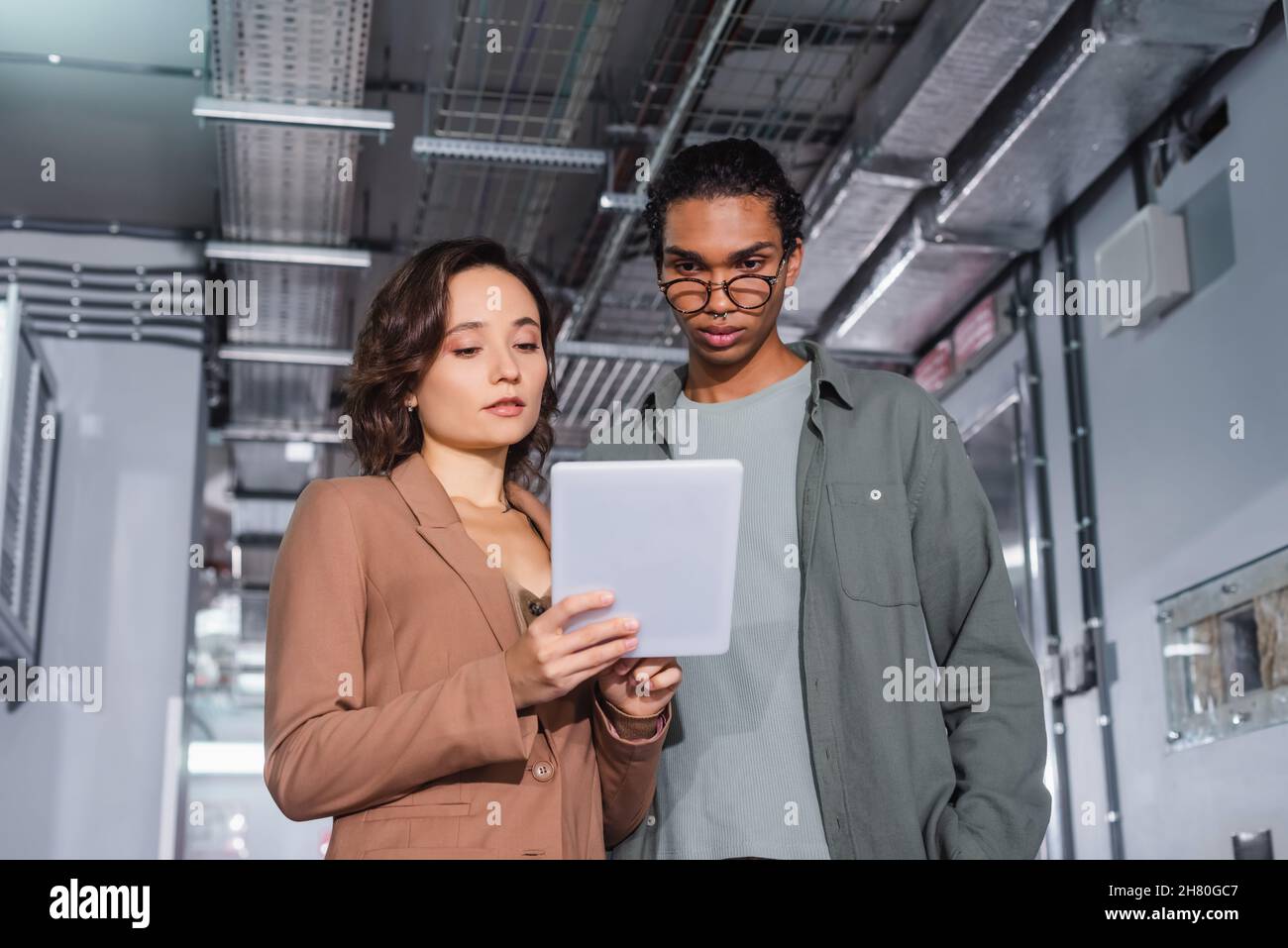 Engineers working in data center hi-res stock photography and images - Alamy