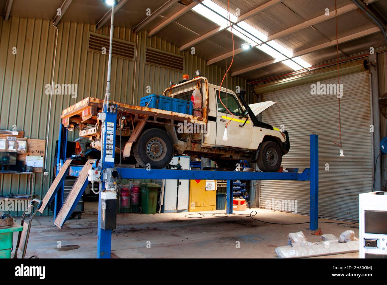 Truck in workshop hi-res stock photography and images - Alamy