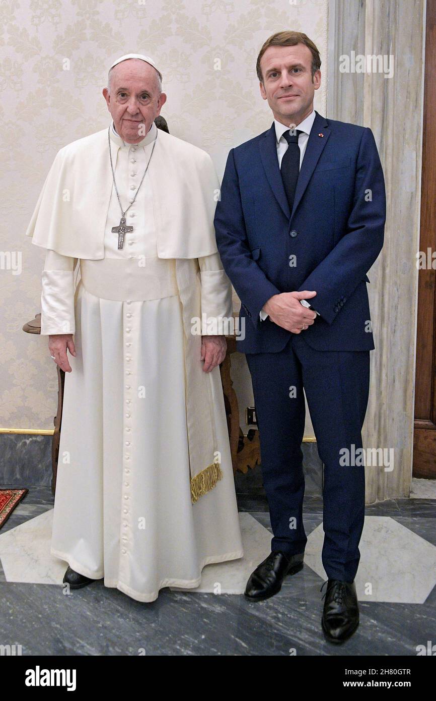 Emmanuel macron papa francesco hi-res stock photography and images - Alamy