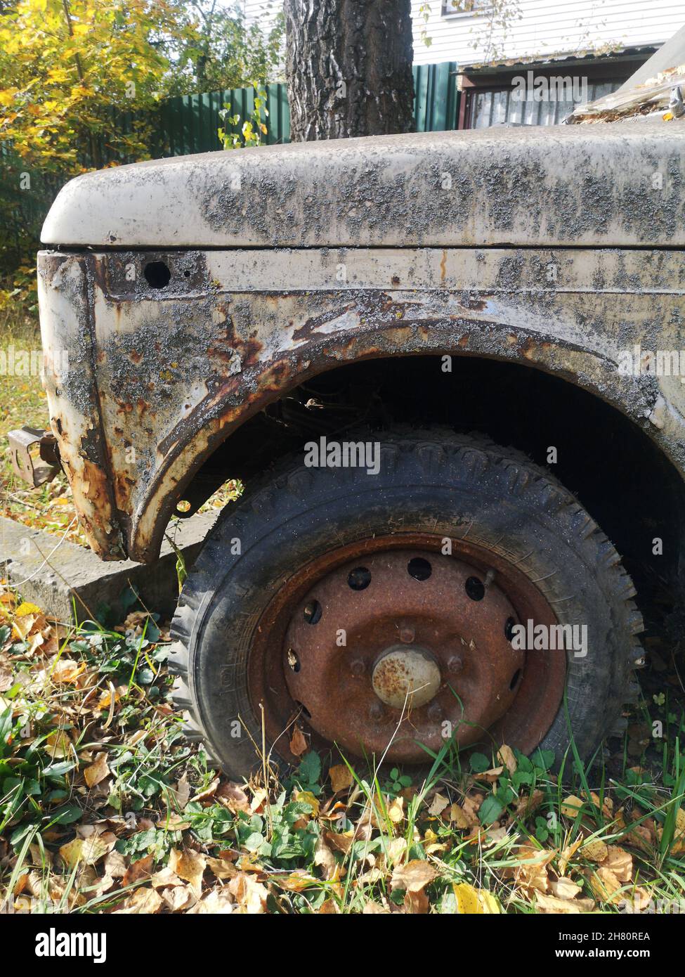 Detail of the wheel of an old rusty abandoned car outside Stock Photo - Alamy