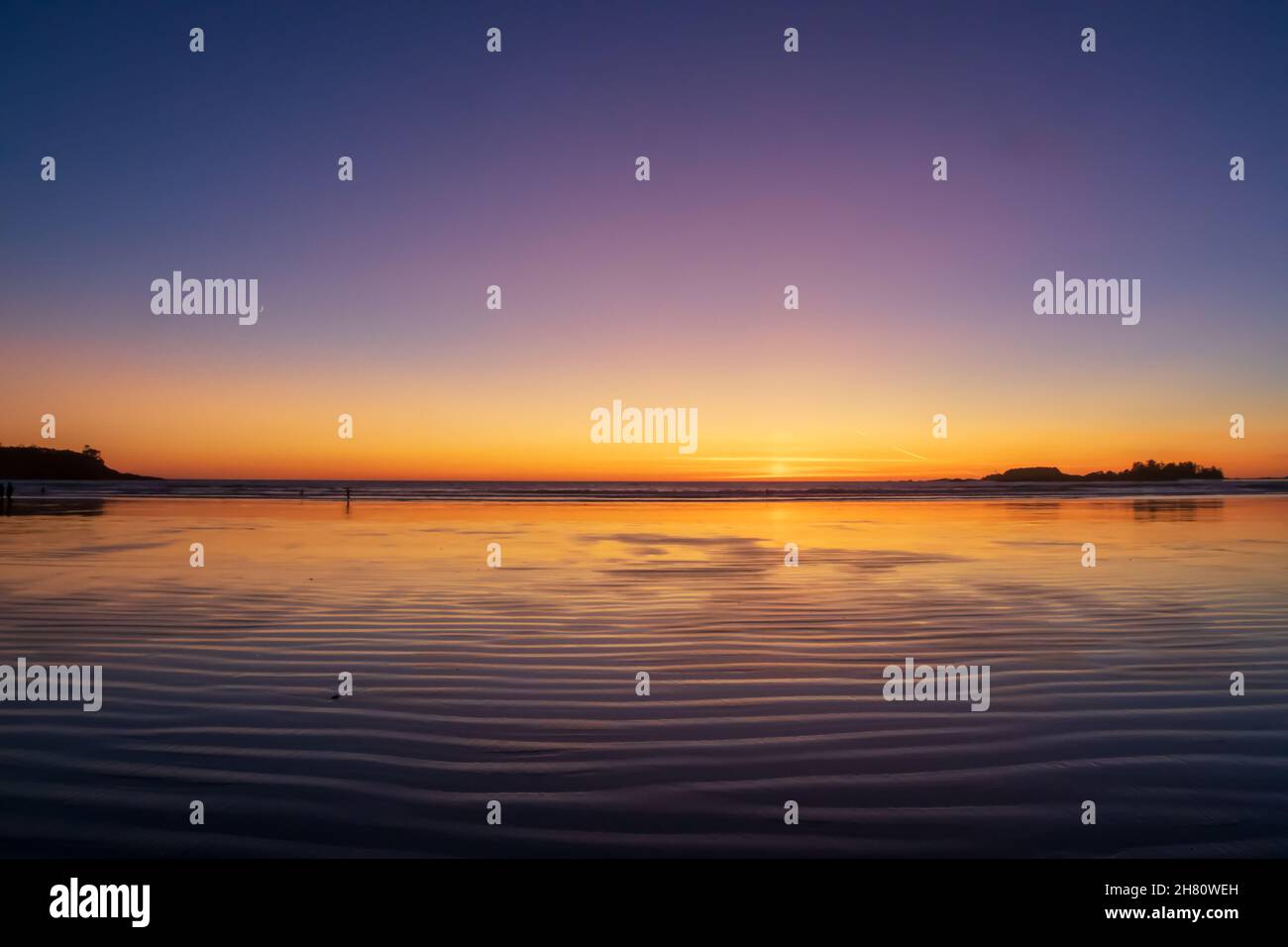 Warm summer sunset reflecting on the wavy ocean waters Stock Photo - Alamy
