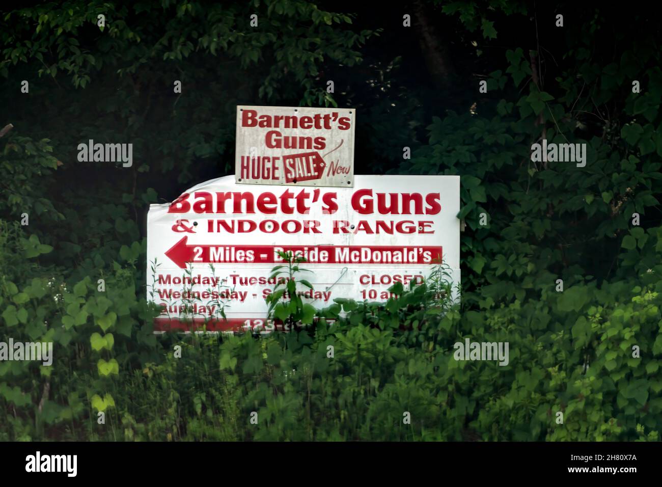 Gun shop sign hi-res stock photography and images - Alamy