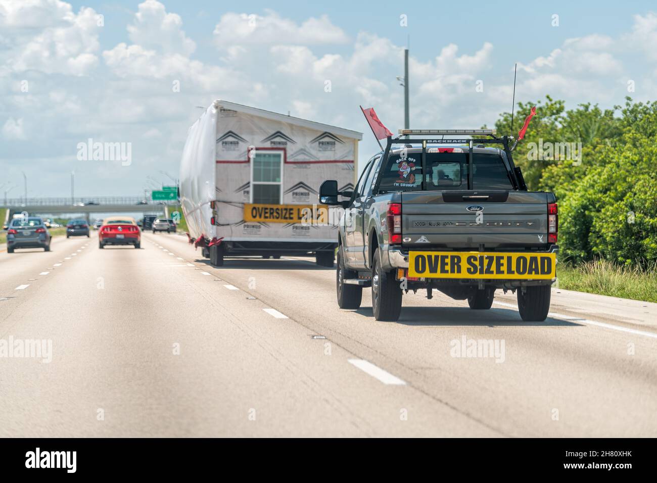 Truck hauling house hi-res stock photography and images - Alamy