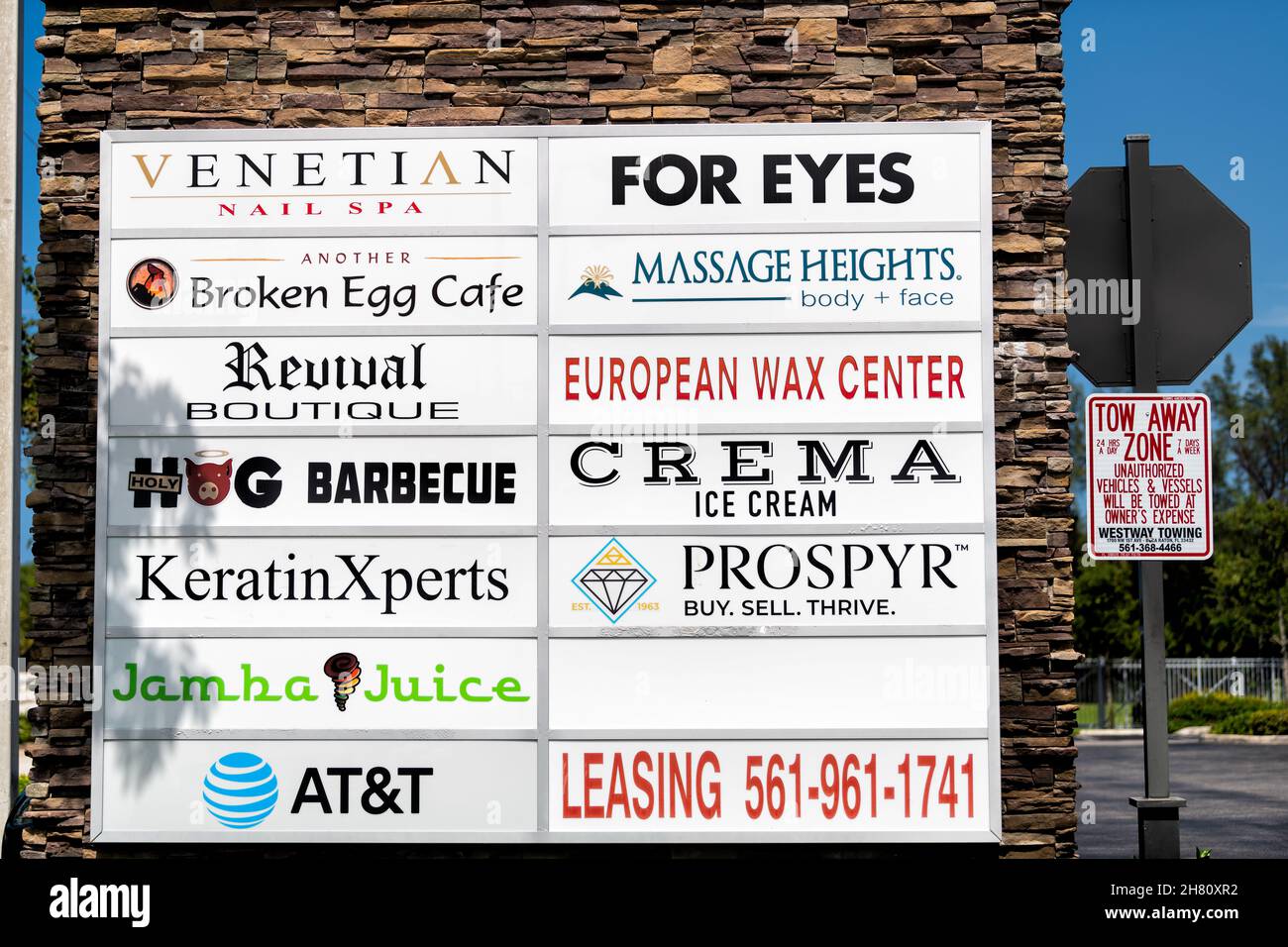 Small town strip mall hi-res stock photography and images - Alamy