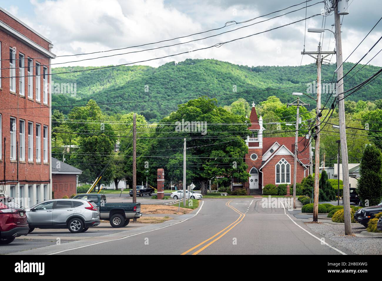 Mountain City, USA - November 20, 2021: Main street downtown road in ...