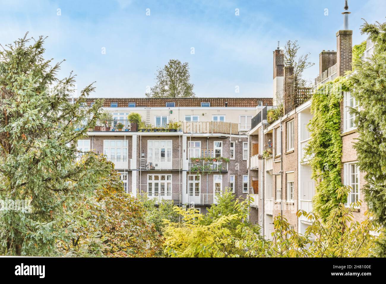Mesmerizing street view with building and trees Stock Photo - Alamy