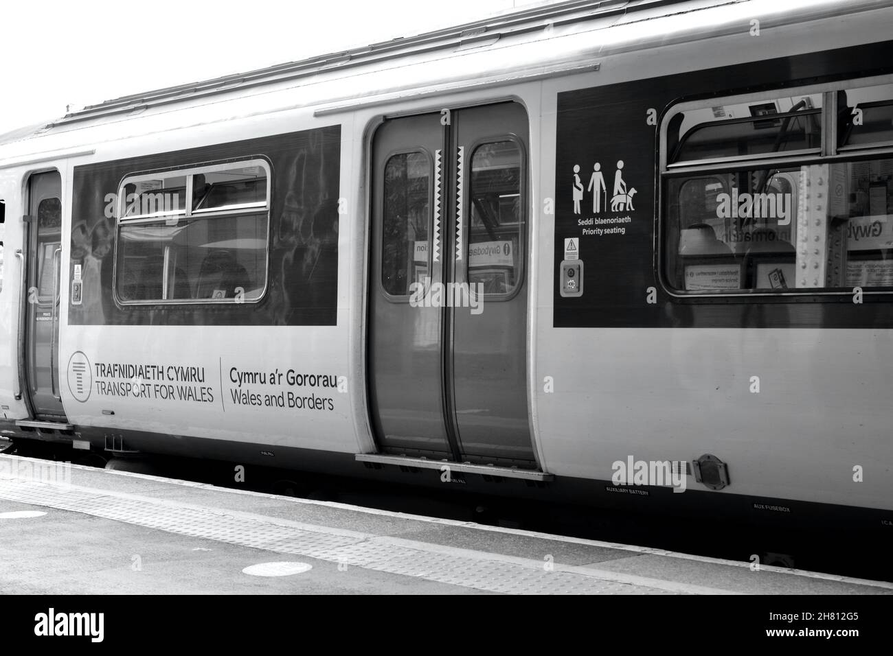 Gwr trains cardiff hi-res stock photography and images - Alamy