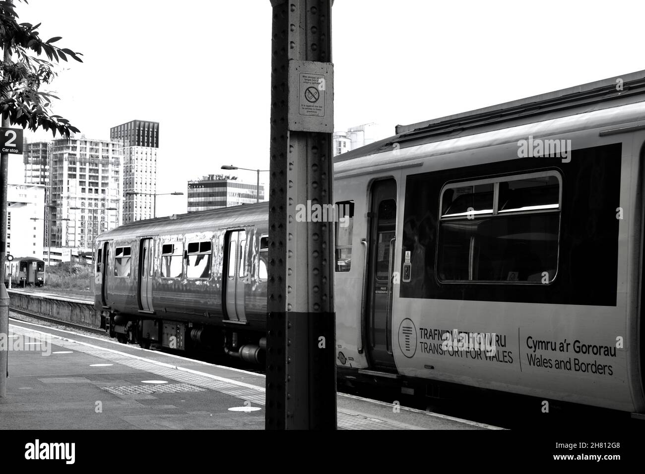 Gwr trains cardiff hi-res stock photography and images - Alamy