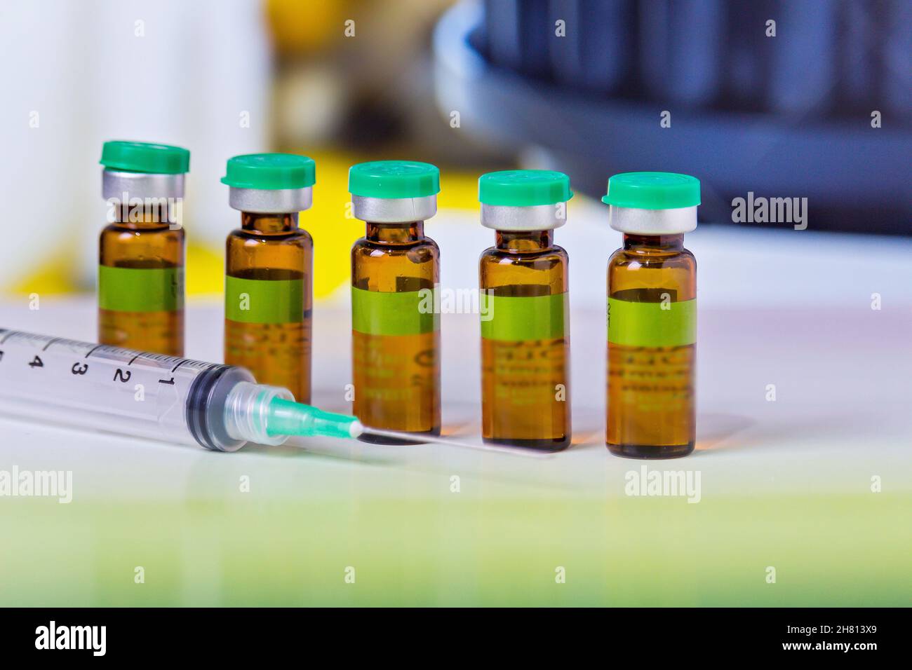 Syringe and vials of injectable drugs Stock Photo - Alamy