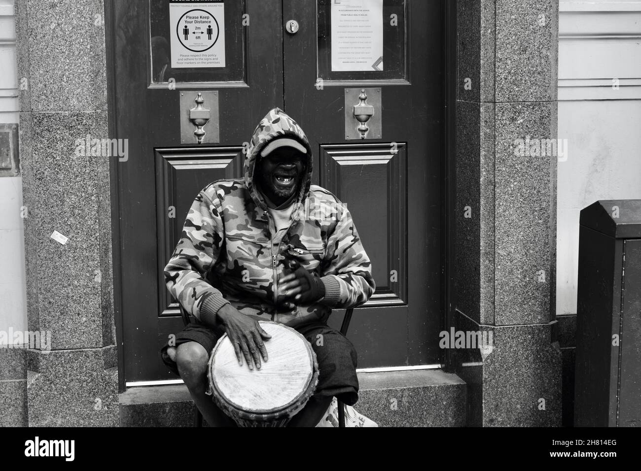 Elderly man busking on guitar hi-res stock photography and images - Alamy